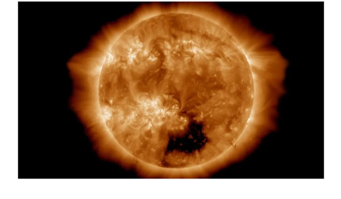 NASA descobre um gigantesco buraco no Sol do tamanho de 30 planetas ...